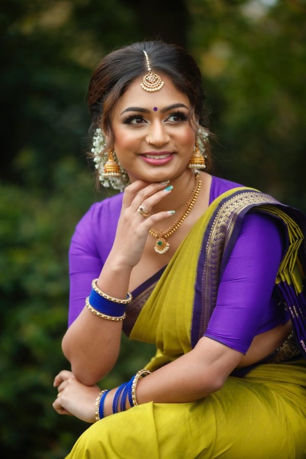 107 Saree Poses For Girls For Photoshoot (Images, Description)