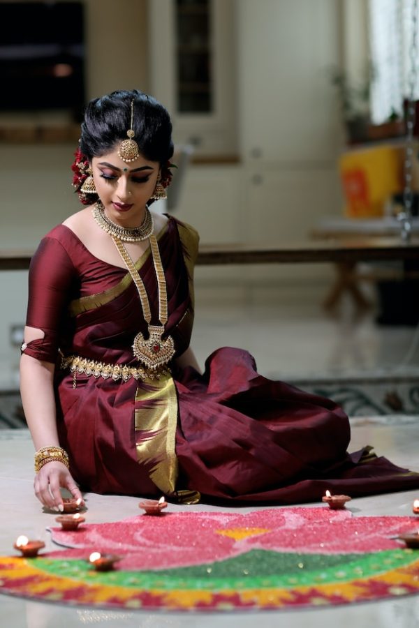107 Saree Poses For Girls For Photoshoot (Images, Description)