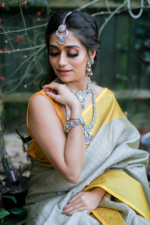 107 Saree Poses For Girls For Photoshoot (Images, Description)