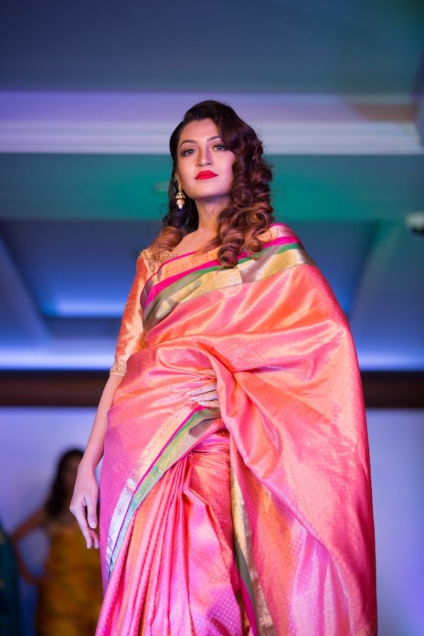 107 Saree Poses For Girls For Photoshoot (Images, Description)