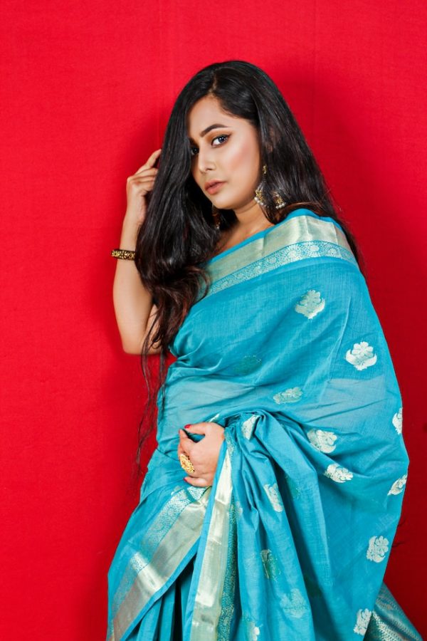 107 Saree Poses For Girls For Photoshoot (Images, Description)