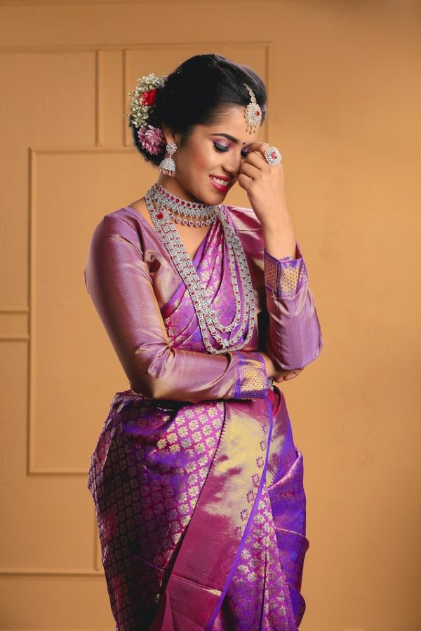 107 Saree Poses For Girls For Photoshoot (Images, Description)