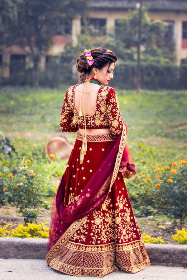 107 Saree Poses For Girls For Photoshoot (Images, Description)